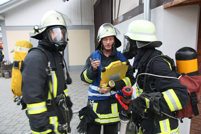 Feuerwehr Abteilung Ulm löscht erfolgreich Fahrzeugbrand bei Hauptübung ...